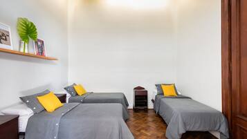 Quarto Triplo, casa de banho privativa | Cortinas/cortinados opacos, Wi-fi grátis, roupa de cama fornecida