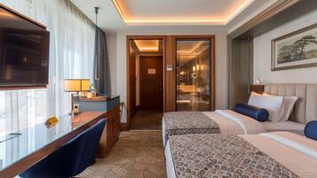 Quarto superior, 2 camas de solteiro, vista para o mar | Roupas de cama premium, frigobar, cofres nos quartos