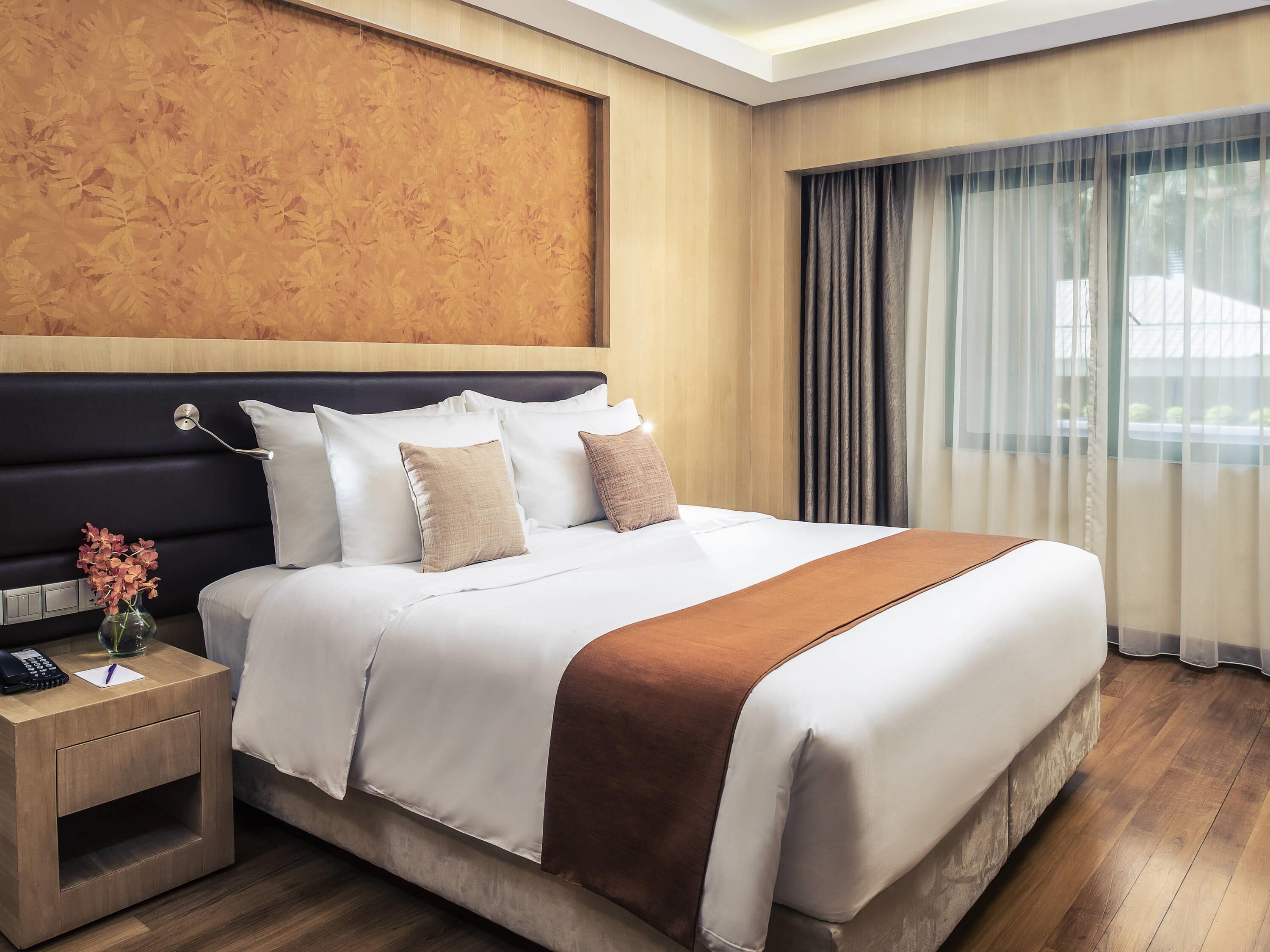 Quarto Deluxe, 1 cama king-size | Roupa hipoalergénica, minibar, cofre no quarto, secretária 