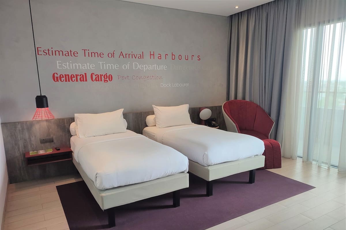 Suíte júnior, 1 cama de casal, sacada | Cofres nos quartos, escrivaninha, camas extras/dobráveis (sobretaxa)