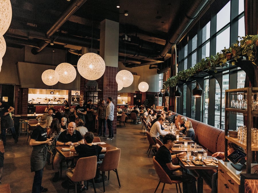 Jantares e brunches (fins de semana) servidos