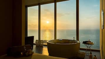 Banheira de hidromassagem, sauna a vapor, aromaterapia, massagens suecas
