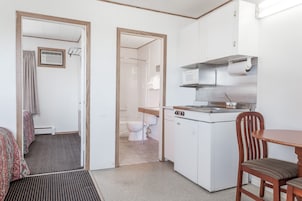 Quarto Triplo, não fumadores, kitchenette | 1 quarto, secretária, ferro/tábua de engomar, Wi-fi grátis