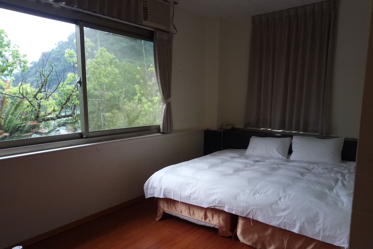 Quarto Duplo | Secretária, cortinas/cortinados opacos, Wi-fi grátis