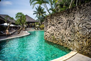 Piscina externa, funciona das 7h às 19h30, guarda-sóis, espreguiçadeiras