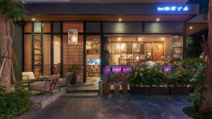 Serve pequenos-almoços, almoços e jantares