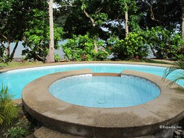 Piscina externa, espreguiçadeiras