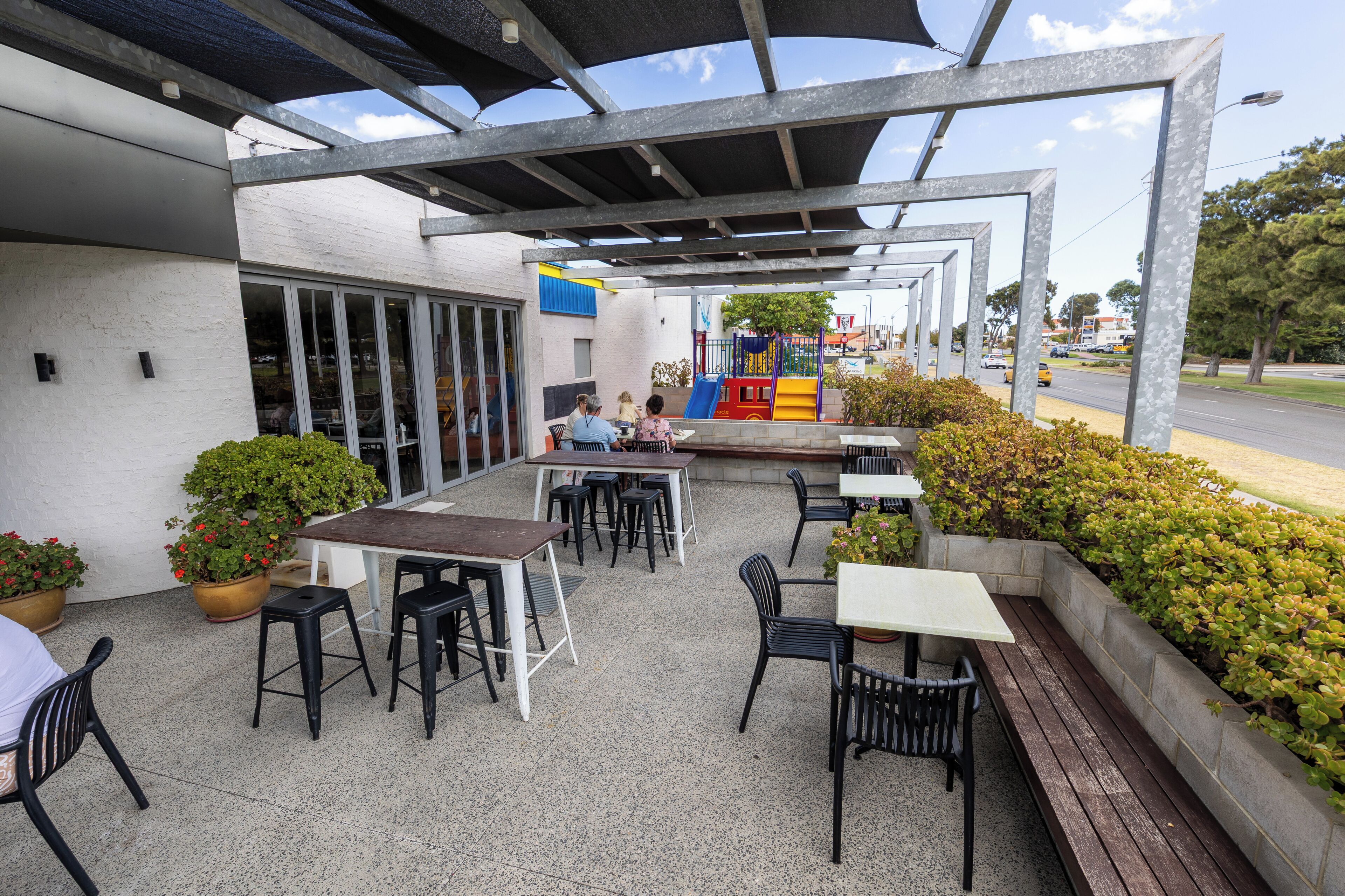 Serviço de café da manhã, culinária local, restaurante ao ar livre 