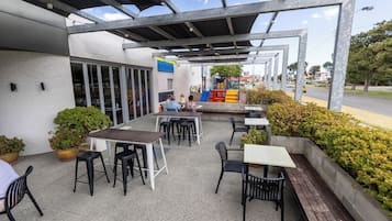 Serviço de café da manhã, culinária local, restaurante ao ar livre