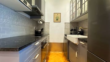 Comfort-Apartment "FREUD" | Cozinha privada | Geladeira grande, micro-ondas, fogão, cooktop
