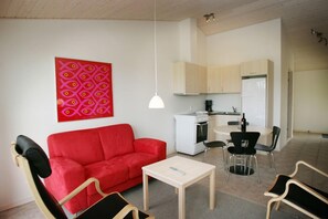 Apartamento, 2 quartos (Greenfee included) | Sala de estar | Televisor 
