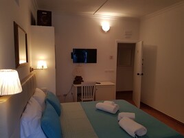 Quarto casal ou duplo, vista para o mar | Roupas de cama premium, frigobar, cofres nos quartos, escrivaninha