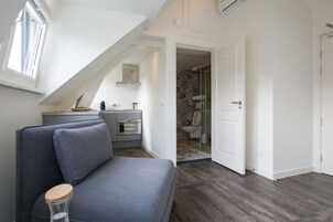 Loft conforto (4th Floor, Accessible by stairs only) | Cofres nos quartos, escrivaninha, cortinas blackout