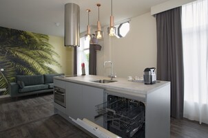 Estúdio luxo, 1 cama King, vista para a cidade | Cozinha americana privada | Geladeira, micro-ondas, fogão, cooktop