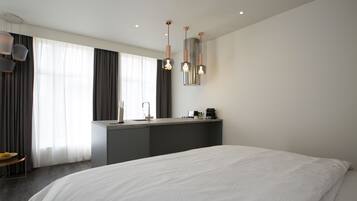 Estúdio Deluxe, 1 cama king-size, Vista para a cidade | Cofre no quarto, secretária, cortinas/cortinados opacos