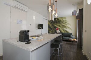 Estúdio luxo, 1 cama King, vista para a cidade | Cozinha privada | Geladeira, micro-ondas, fogão, cooktop