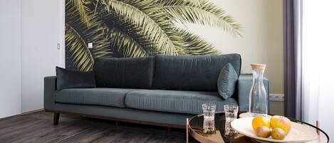 Estúdio luxo, 1 cama King, vista para a cidade | Área de estar | TV de tela plana