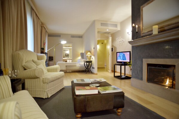 Suite-Estúdio Júnior, 1 quarto | Sala de estar | TV de ecrã plano 