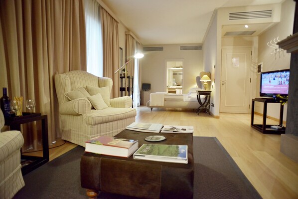 Suíte estúdio júnior, 1 quarto | Área de estar | TV de tela plana