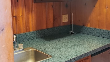 Quarto Individual Básico | Cozinha privada | Um frigorífico, um micro-ondas