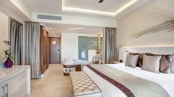 Quarto de hotel moderno com uma cama grande, uma toucador, um banco e uma escrivaninha.