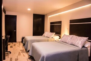 Quarto quádruplo conforto, 2 camas de casal | Cofres nos quartos, escrivaninha, ferros/tábuas de passar roupa