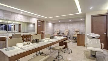 Uma clínica dentária moderna com um balcão de receção extenso, várias cadeiras de dentista e um interior limpo e bem iluminado.