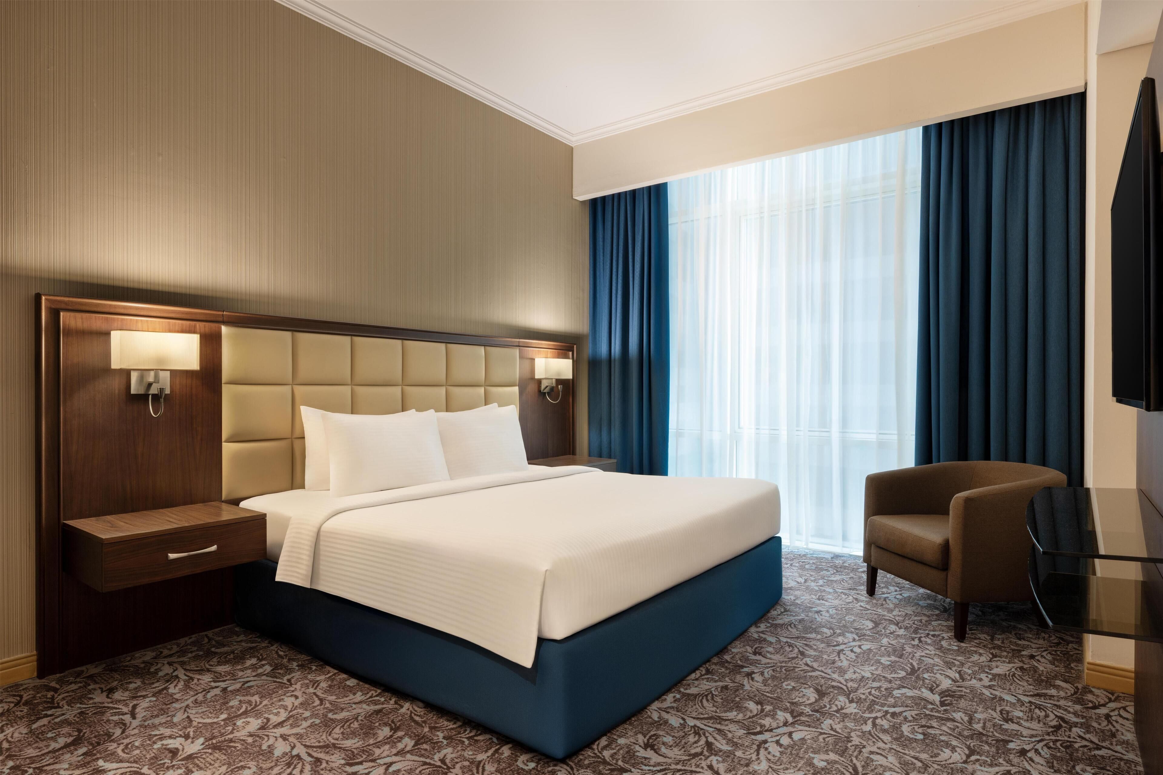 Suite Executiva, 1 cama king-size e sofá-cama | Edredões de penas, camas de colchão Select Comfort, minibar 