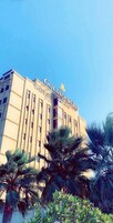 Edifício de hotel com uma placa grande que diz 'Golden Nugget'.