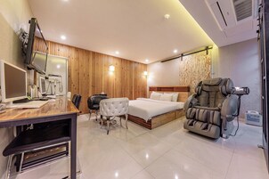 Suíte (Massage Chair) | Escrivaninha, quartos à prova de som, Wi-Fi de cortesia