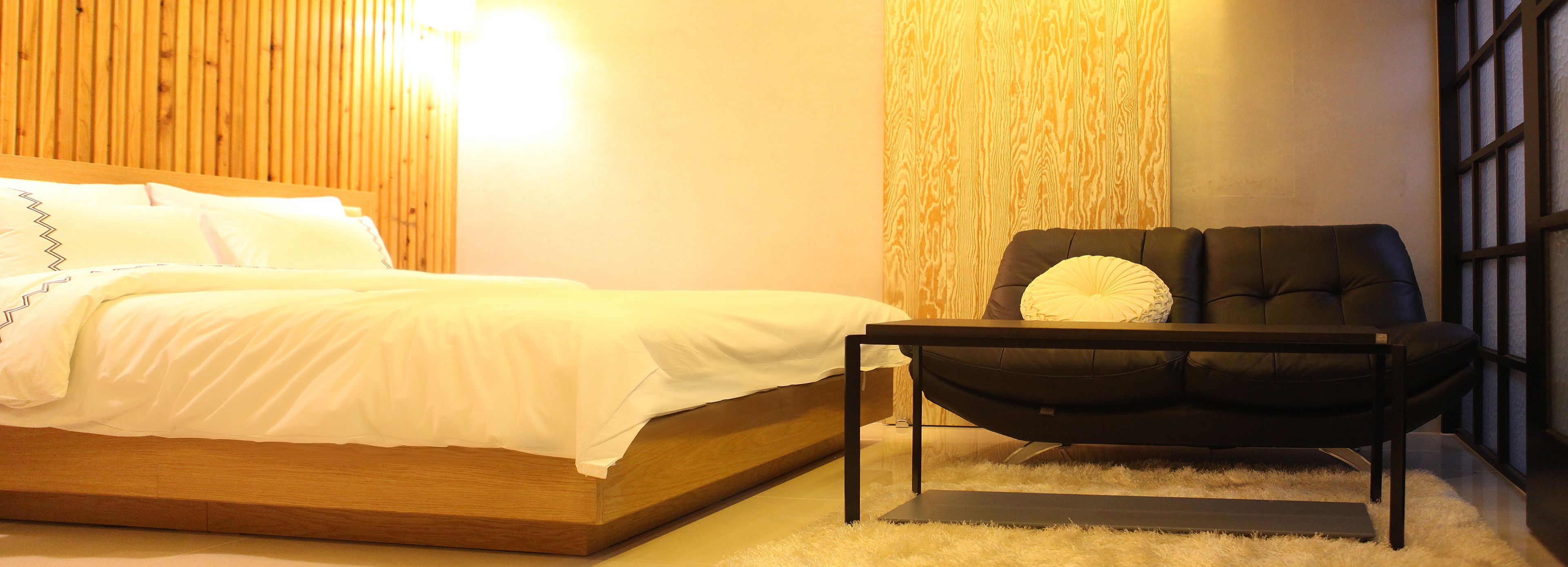 Suite (Modern) | Sala de estar | TV de ecrã plano, computador 