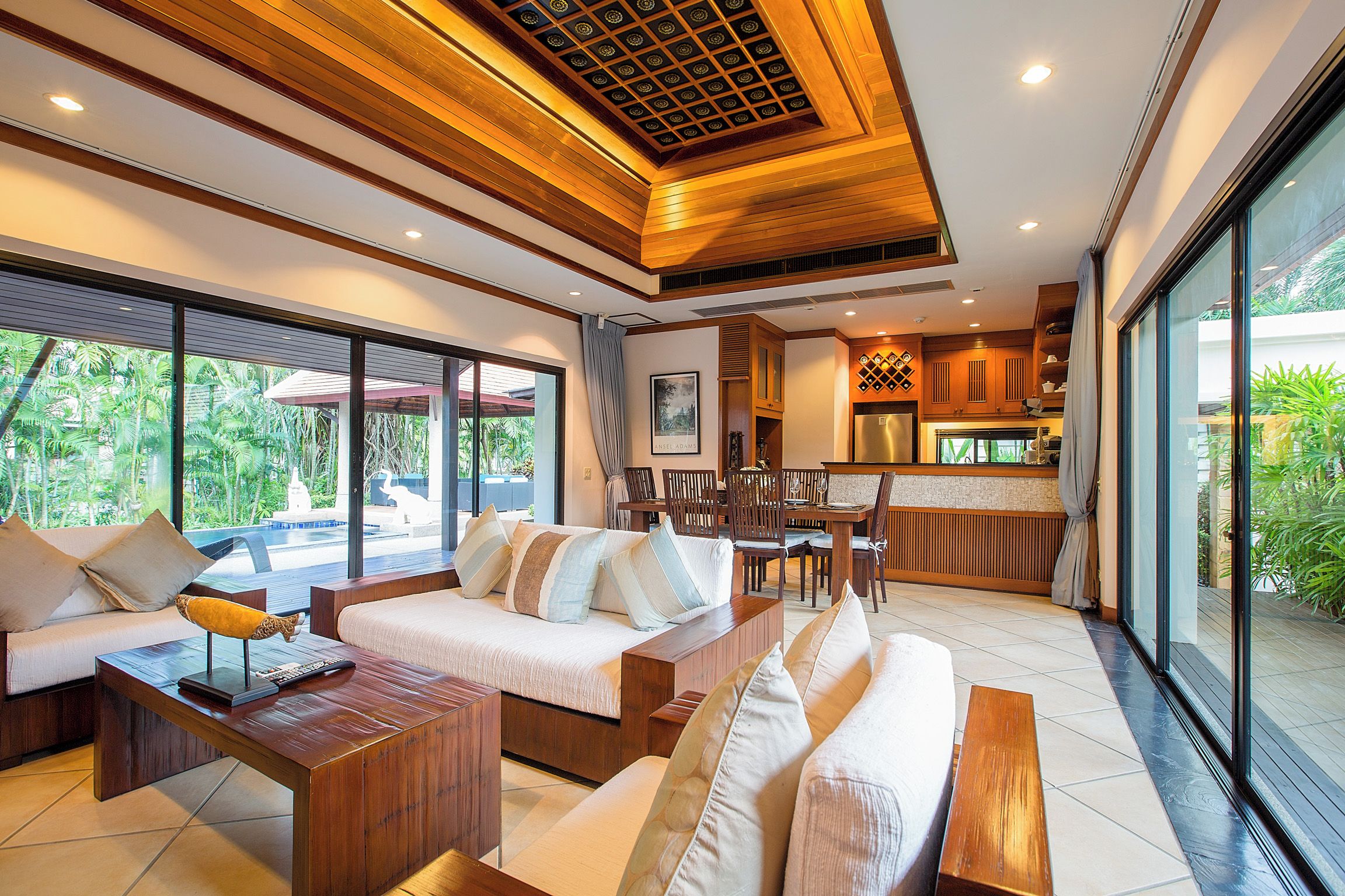 Interior moderno com sala de estar, espaço para refeições e cozinha.