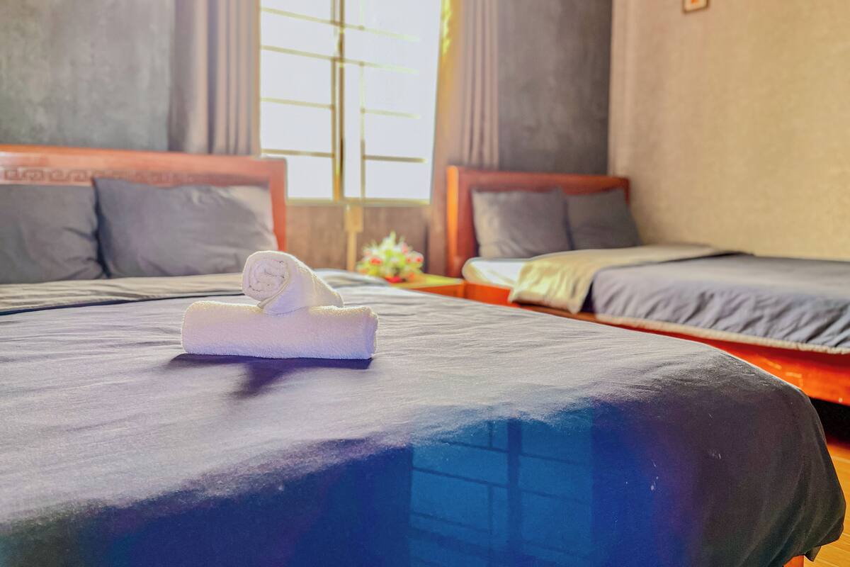 Quarto Quádruplo Familiar, 2 camas queen-size, Vista para a cidade | Wi-fi grátis, roupa de cama fornecida