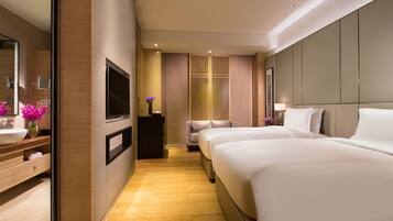 Minibar grátis, cofre com capacidade para portátil, secretária