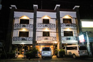 Fachada da propriedade à noite