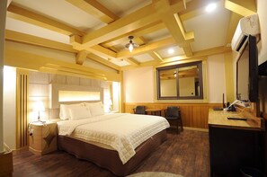 Quarto Standard | Edredões de penas, camas de colchão Select Comfort, secretária