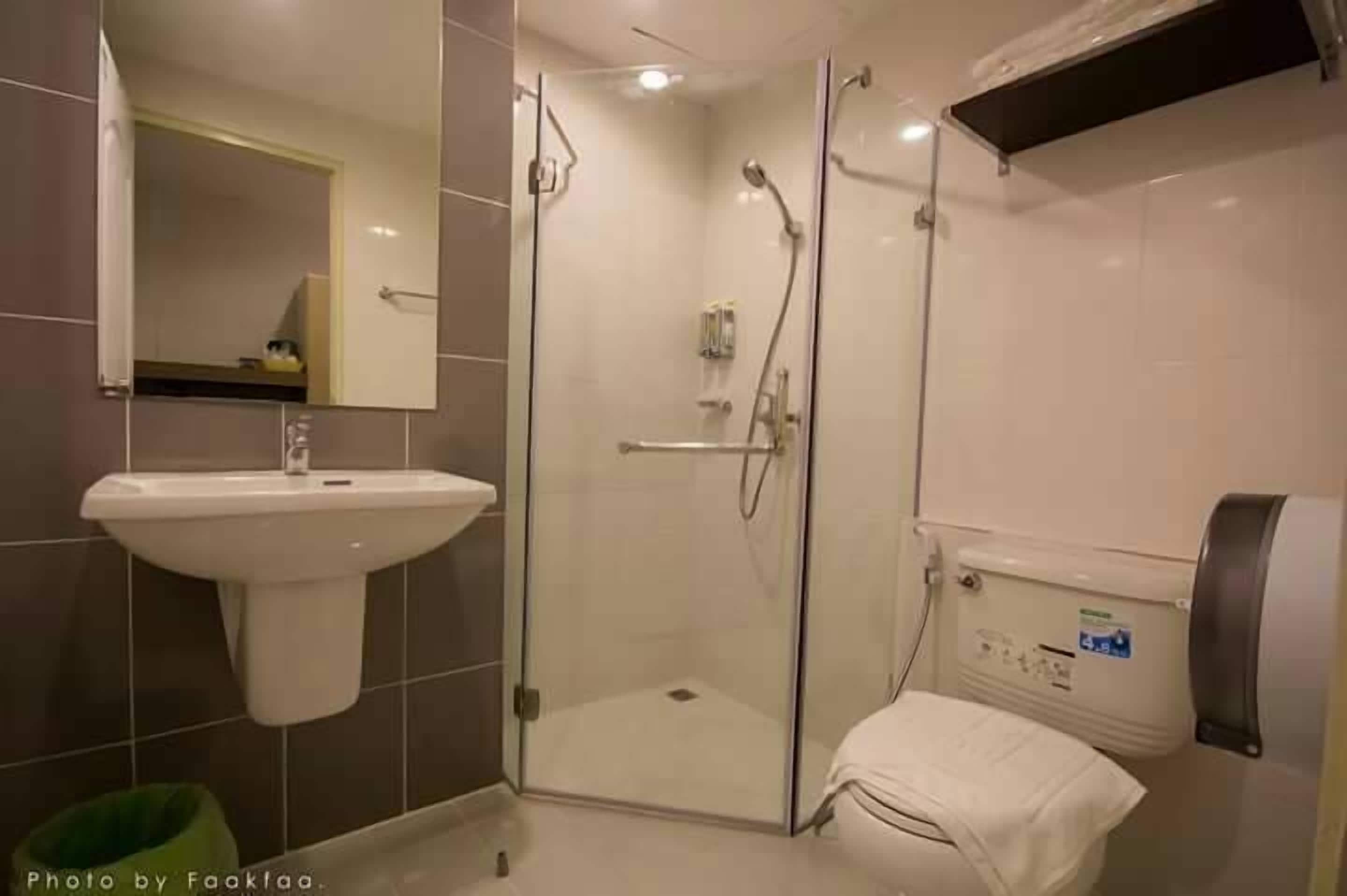 Quarto standard | Banheiro | Chuveiro, produtos de toalete grátis, toalhas de banho 