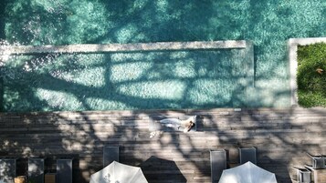 Piscina externa, espreguiçadeiras