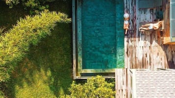 Piscina exterior, espreguiçadeiras