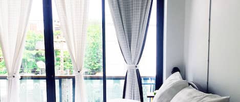 Quarto Duplo Standard, 1 cama king-size | Cortinas/cortinados opacos, ferro/tábua de engomar, Wi-fi grátis