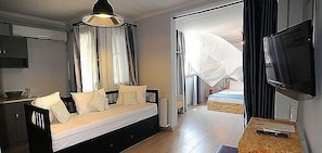 Quarto quádruplo família, 1 quarto, vista para a cidade | Cofres nos quartos, escrivaninha, quartos à prova de som