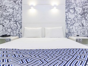 Apartamento standard, 1 cama de casal | Frigobar, cofres nos quartos, individualmente decorados, escrivaninha