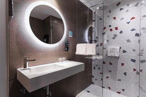 Quarto standard, 1 cama Queen | Banheiro | Chuveiro, produtos de toalete biodegradáveis, secador de cabelo 