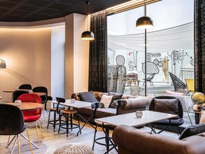 2 bares/lounges, bar na cobertura, bar de petiscos