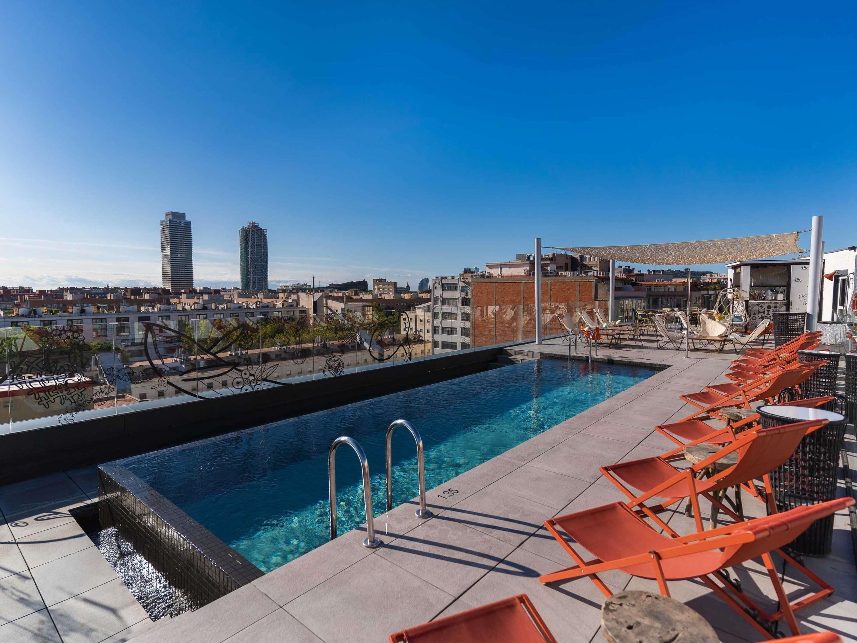 Piscina no terraço com vista para a cidade, incluindo edifícios altos.
