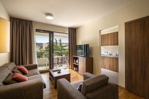 Apartamento Premium, 2 quartos | Sala de estar | Televisor LCD 