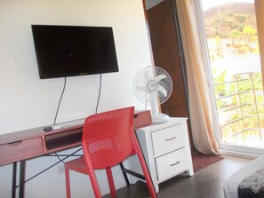 Quarto triplo luxo, 2 camas de casal, vista para a colina | Tecnologia