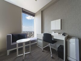 Cofre no quarto, secretária, cortinas/cortinados opacos 