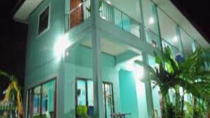 Um hotel com vários andares, varandas e janelas amplas.