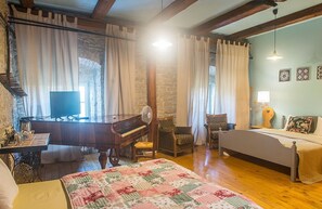 Quarto quádruplo família, várias camas, vista para o jardim | 1 quarto, quartos à prova de som, Wi-Fi de cortesia, roupa de cama